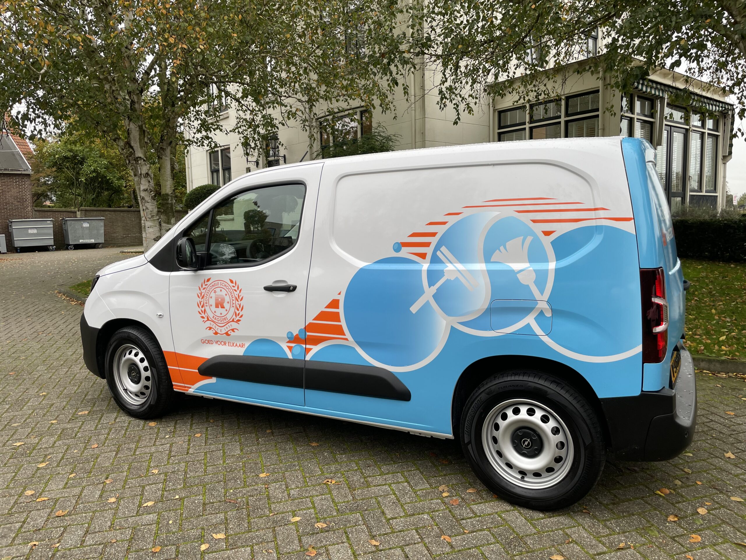 Prachtige nieuwe auto's in gebruik genomen - Raggers